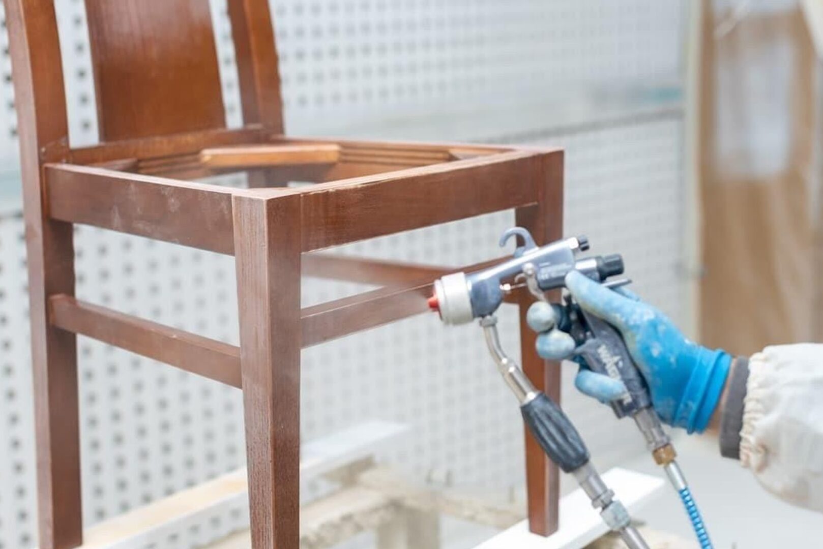 Aprende la técnica del lacado en muebles con capas de laca precisas